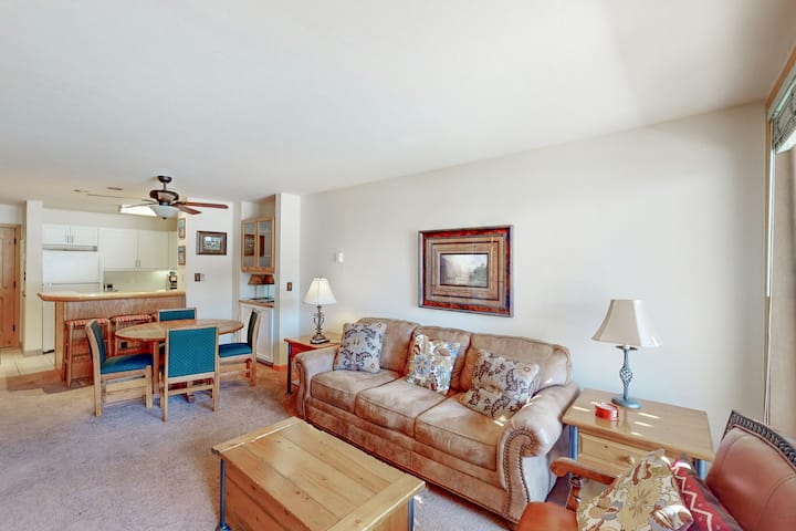 Comfy 2br 1st-floor | Deck | Pool | A/c - Steamboat Springs, CO