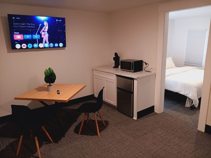 Orange Street Boutique Hotel - Single King Bed - Hot Springs, AR