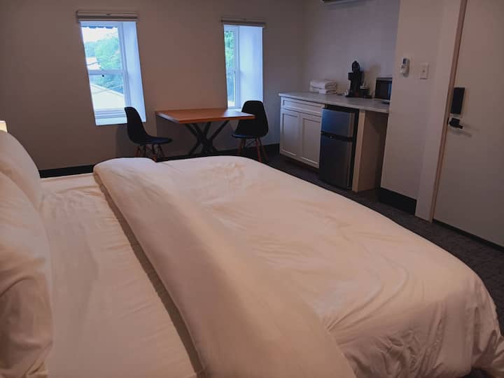 Orange Street Boutique Hotel - Single King Bed - Hot Springs, AR