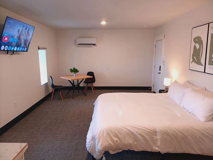 Orange Street Boutique Hotel - Single King Bed - Hot Springs, AR