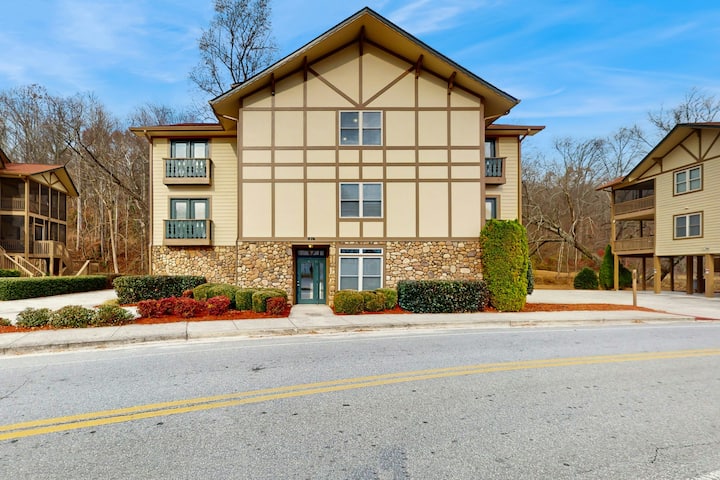 Walkable 2br Riverfront 2nd-floor | Balcony - Helen, GA