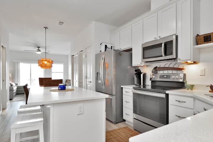 "Dock, Relax, And Unwind At Waterside Retreat!" - 