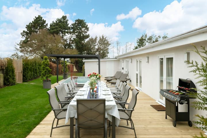 Fabulous Retreat With Two Spa Pools/hot Tub - Deal