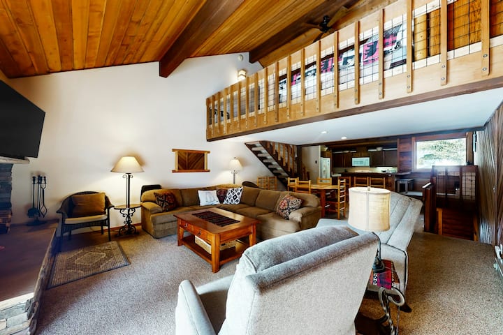 Mountain-view 2br Near Skiing With Hot Tub & Deck - Mammoth Lakes