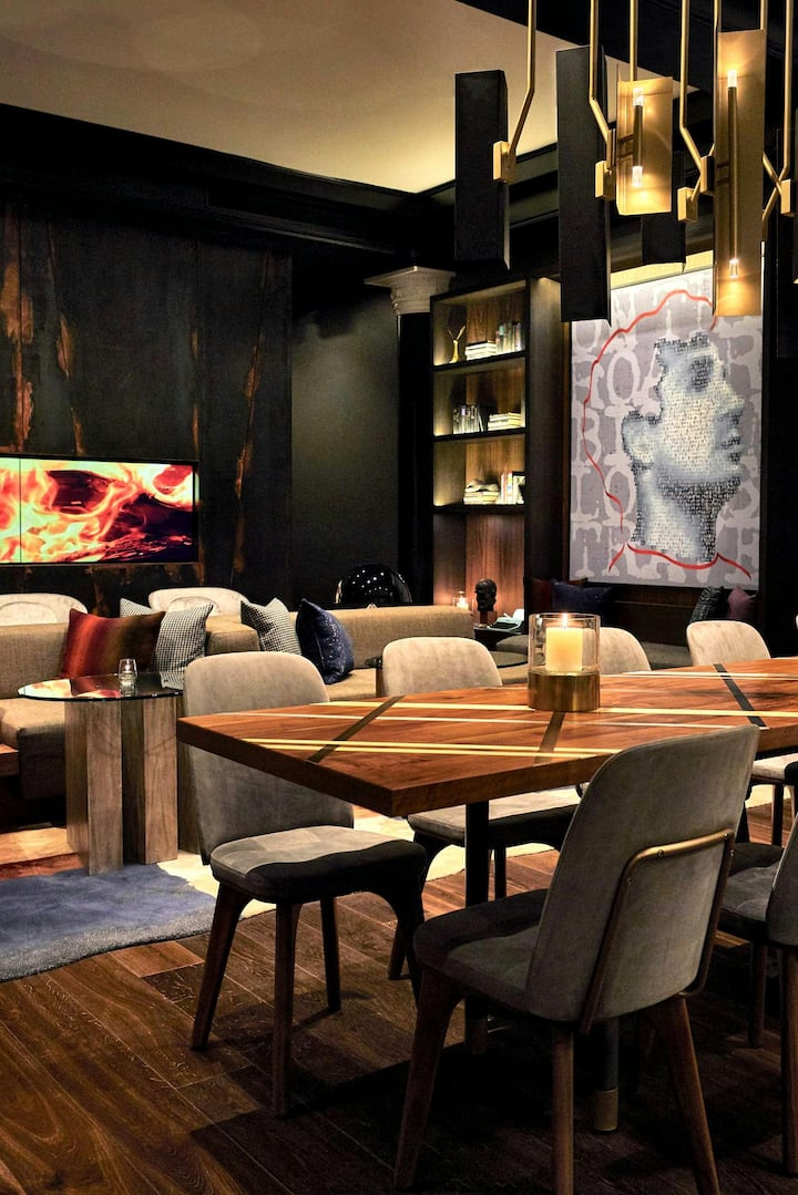 Book-filled Writer’s Alcove In The Lobby - San Francisco, CA