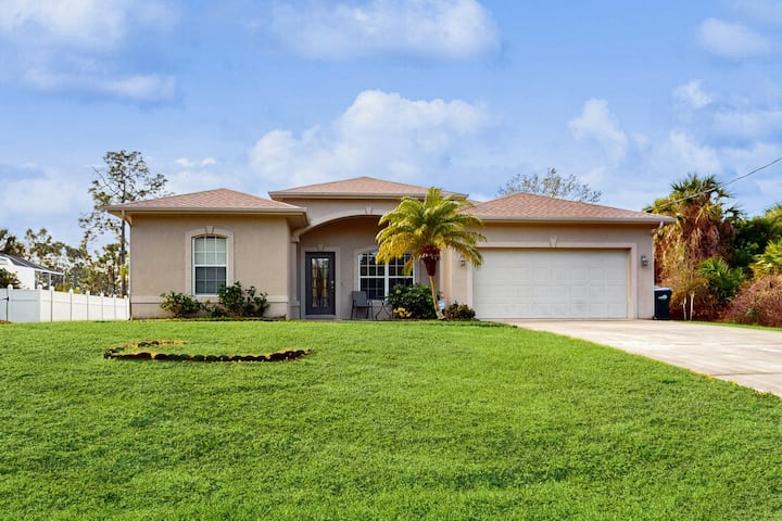 Snowbird-friendly 3br With Lanai, W/d, & Lush Yard - 北港