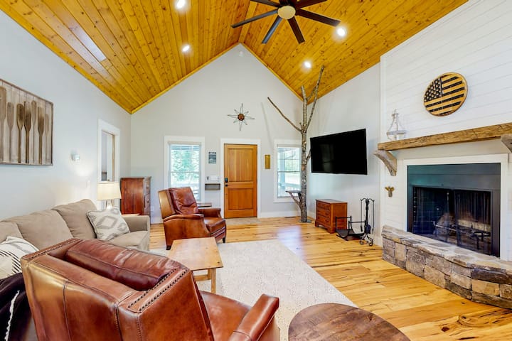 Riverfront 2br With Firepit & Views - Franklin, NC