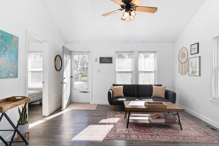 Cozy Cocoon W/ Vast Fenced Backyard In Southfield - Southfield, MI