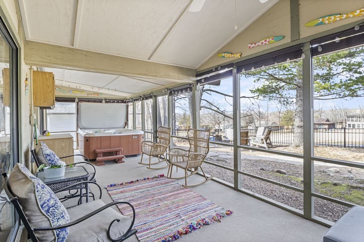 Lake Views With Hot Tub, Fire Pit & Spacious Rooms - Sunrise Beach, MO