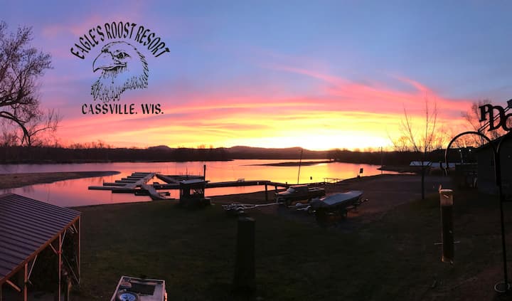 The Eagles Roost Resort & Marina: Cabin 15 - Nelson Dewey State Park, Cassville
