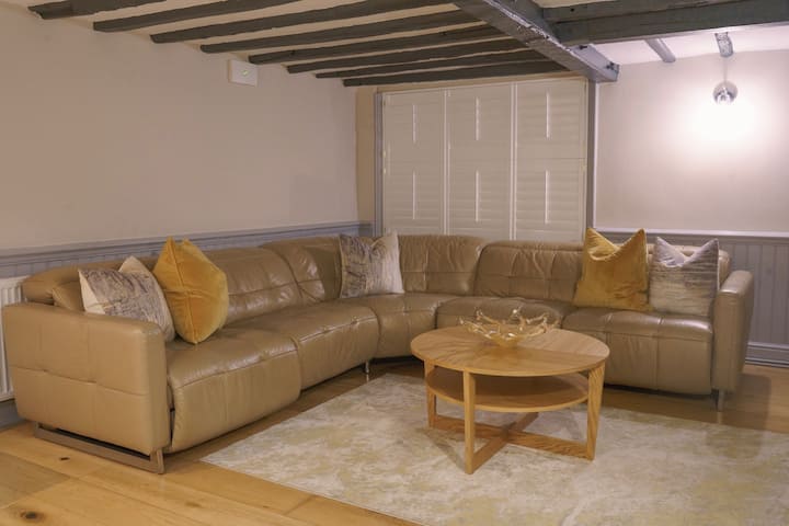 Stylish 5* Group Getaway | Hot Tub | Bar | Karaoke - Chelmsford