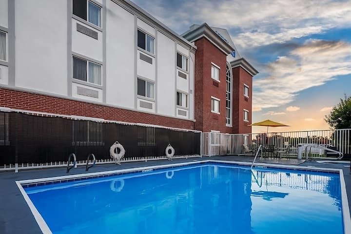 Great Location! Free Breakfast And Free Parking! - Vacaville, CA