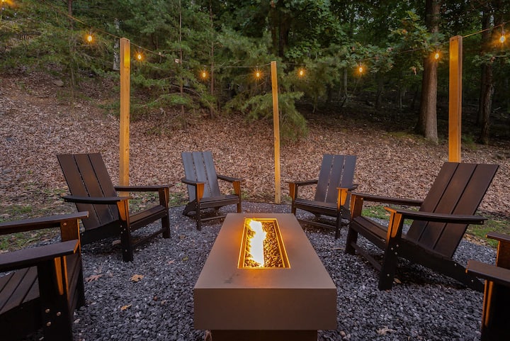 Hot Tub ~ Fire Pit ~ Pool Table ~ Movie Theater - Harrisonburg, VA