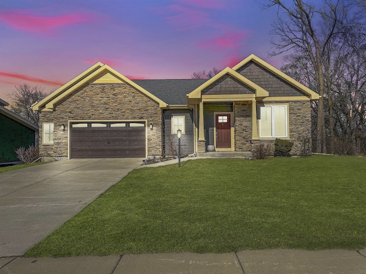 3br Exec Home Near Madison: Hiking/biking Trails! - Middleton, WI