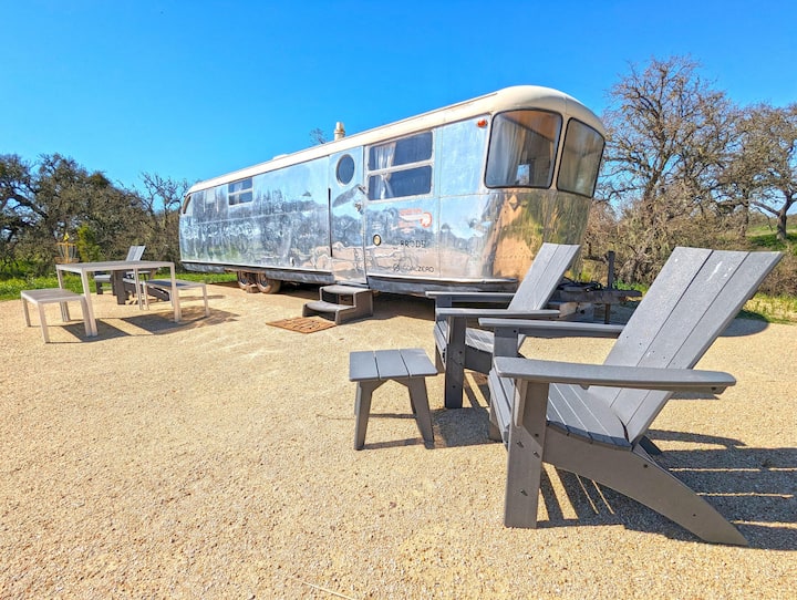 Billie Holiday Glamping Trailer On Vinyl Vineyards - Paso Robles, CA