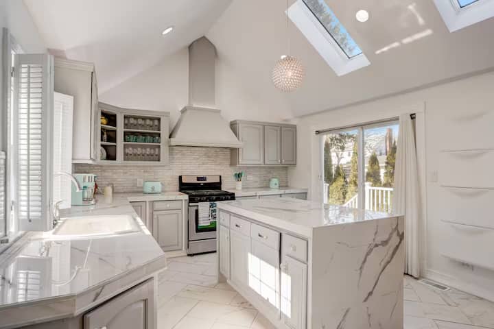 Across The Subway · Close To Td Garden · Families! - Malden, MA