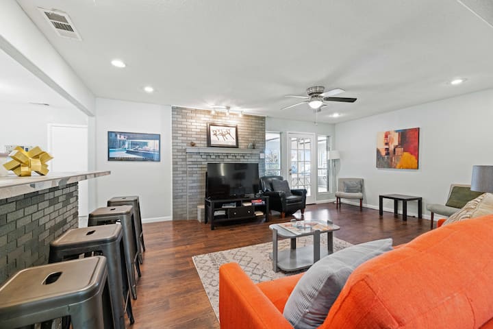 White Rock Estate: Graceful 5-bedroom Home - Dallas, TX