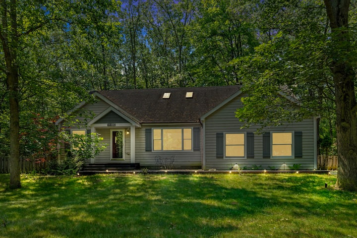Woodlands Vacay Home W/ Ev Chrgr, Firepit,bbq,deck - New Buffalo, MI