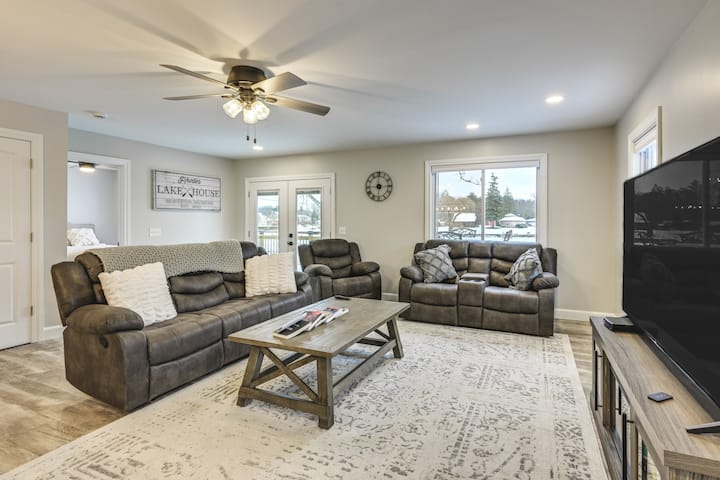 Riverfront Michigan Cottage W/ Fire Pit & Kayaks! - Beaverton, MI