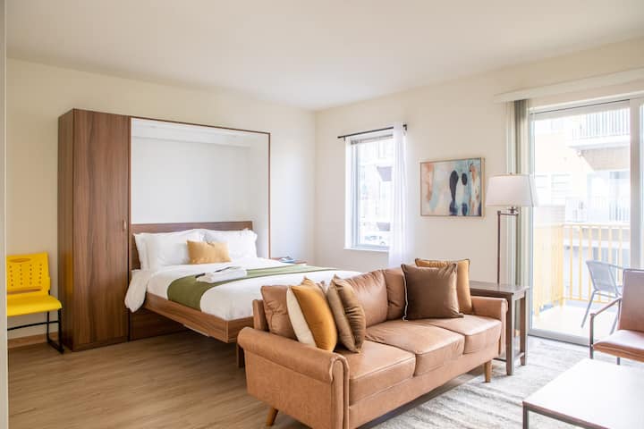 Cozy Modern Apartment With Balcony - Milwaukee