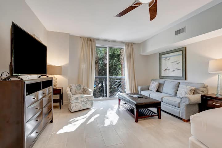 Tranquil Poolside Haven: Studio With King Bed, Kit - Santa Rosa Beach, FL