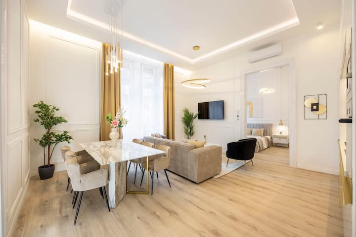 Exclusive & Prestigious Center Residence W/balcony - Budapest