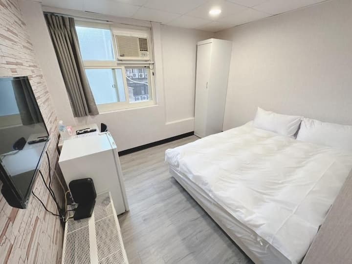 Simple, Comfortable, Affordable Budget Hotel Room. - 타이베이