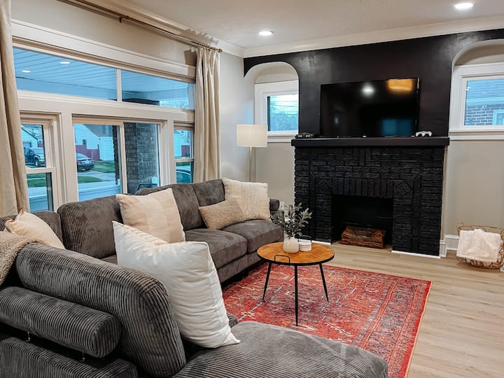 Large 4 Bedroom Recently Renovated With Hot Tub - Berea, OH