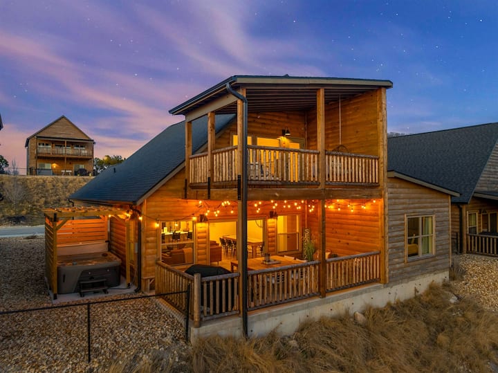 Hot Tub, Pool, Lake Views, King Beds - Sleeps 18 - Branson, MO