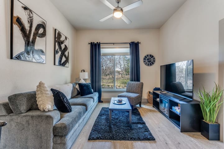 Riverwalk Oasis: Luxury Apt + Pool & Free Parking - San Antonio, TX