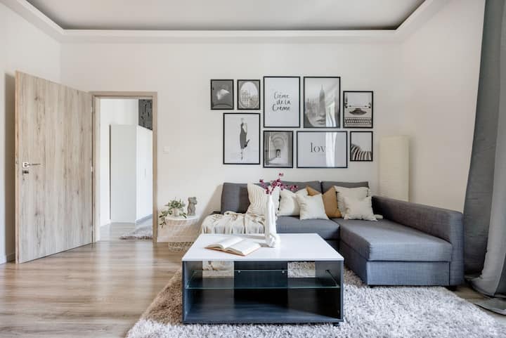Luxe, Minimal 3dbr Apt-stunning New York Cafe View - Budapest