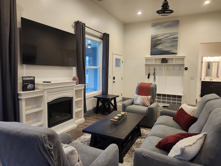 Bordeaux Bungalow | 1 Block To Downtown Wine &Food - Thornton, CA