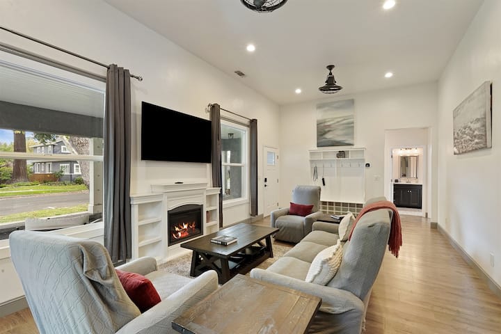 Bordeaux Bungalow | Walk To Downtown, Pet-friendly - Lodi, CA