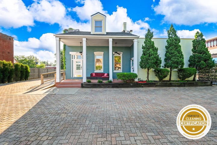 Sprawling Gated 4br W/ Fire Pit! / Abodebucks - St. Louis, MO