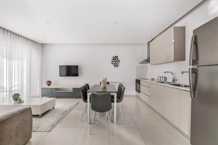 Spacious Downtown Retreat With Terrace And Parking - 耶路撒冷