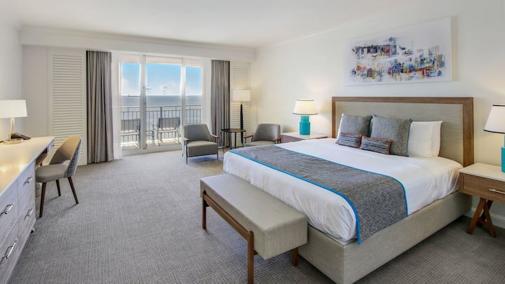 Relaxing Stay! Outdoorpool, Steps To Beach! - Fort Lauderdale, FL