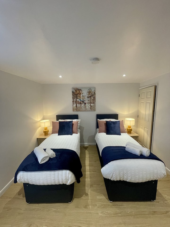 House - Spacious Quality Double Room - Rentals - Cheltenham