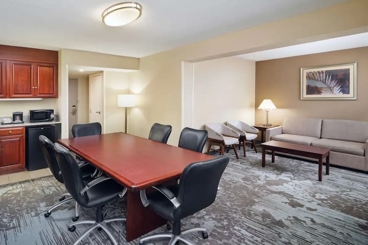 Southern Comfort! Onsite Pool, Free Parking! - Rocky Mount, NC