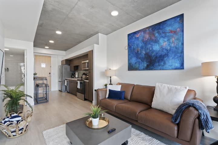 Luxury Delta & Saltpalace-rooftop Pool+hottub-gym+ - Salt Lake City, UT