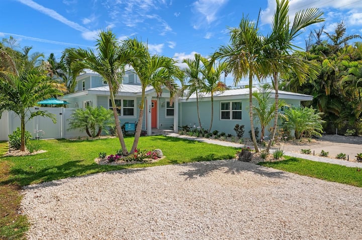 Bubbles Up By Beach Boutique Rentals - Anna Maria Island, FL