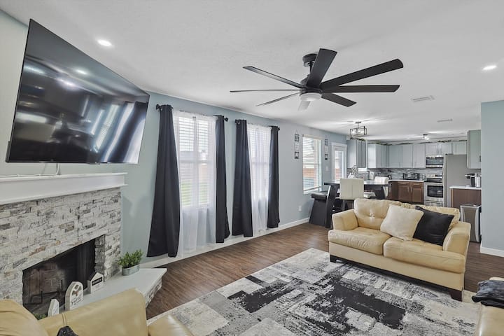 4 Bedrooms, Brick Retreat With Gameroom & Backyard - Grand Prairie, TX