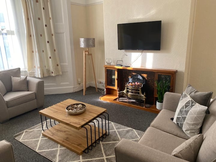 Chepstow House: Spacious 5br With Parking - Newport