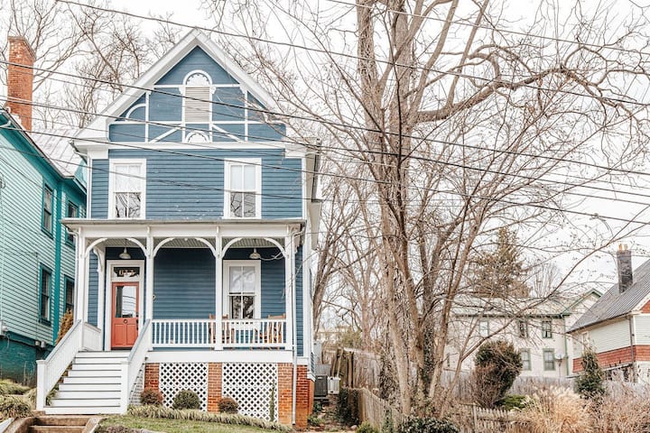 Hilltop Hideaway: Trendy, Downtown + Mtn Views - Staunton, VA