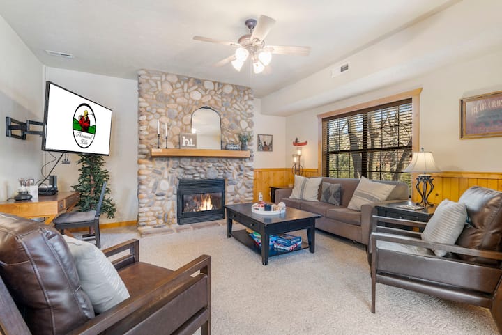 Walk-in Cabin W/ Loft, Minutes From Attractions! - Branson, MO