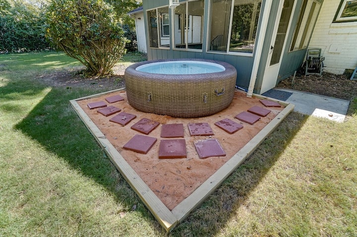 Uptown Escape | King Suite + Hot Tub & Fire Pit - Charlotte, NC