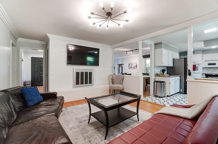 Uptown Retreat | King Suite W/ Hot Tub & Fire Pit! - Charlotte, NC