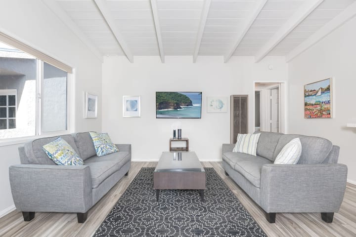 Upstairs Apartment At Affordable Prices - Newport Beach, CA