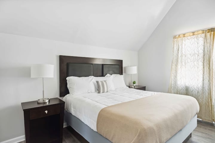 Downtown Detroit 2br | King, Wifi, Parking - Detroit, MI