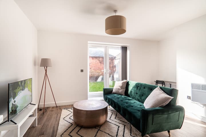 Modern 2 Bed Apartment In Waterloo, Liverpool - Liverpool