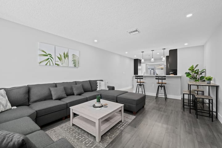 Gorgeous Bungalow | 5 Minutes From The Ocean - Fort Lauderdale, FL